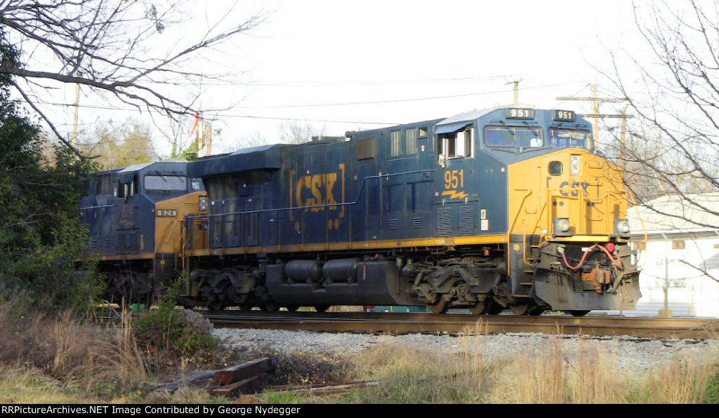 CSX 951 / 824 (ES44AH) idling at the yard